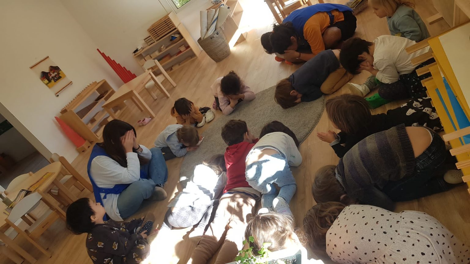 El juego del silencio de María Montessori | Montessori Village